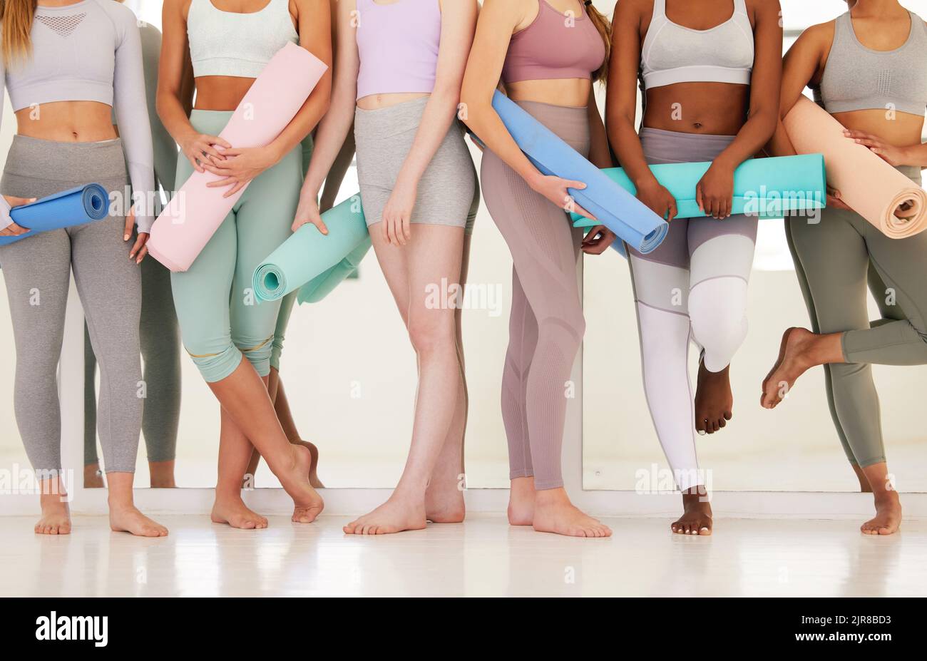 Diverse exercise yoga class hi-res stock photography and images - Alamy