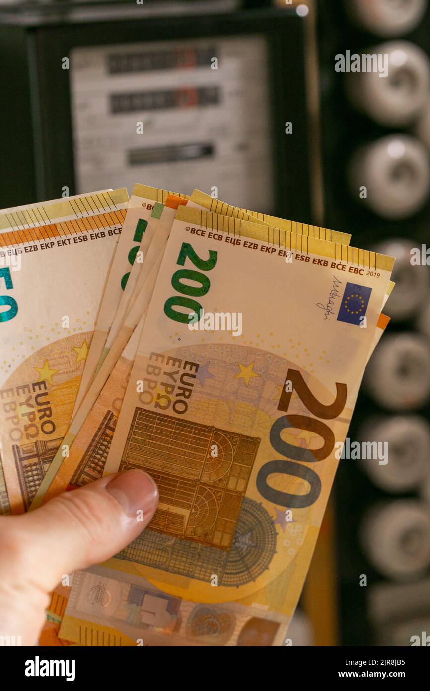 Paying electricity bills in Europe. Electricity cost in European ...