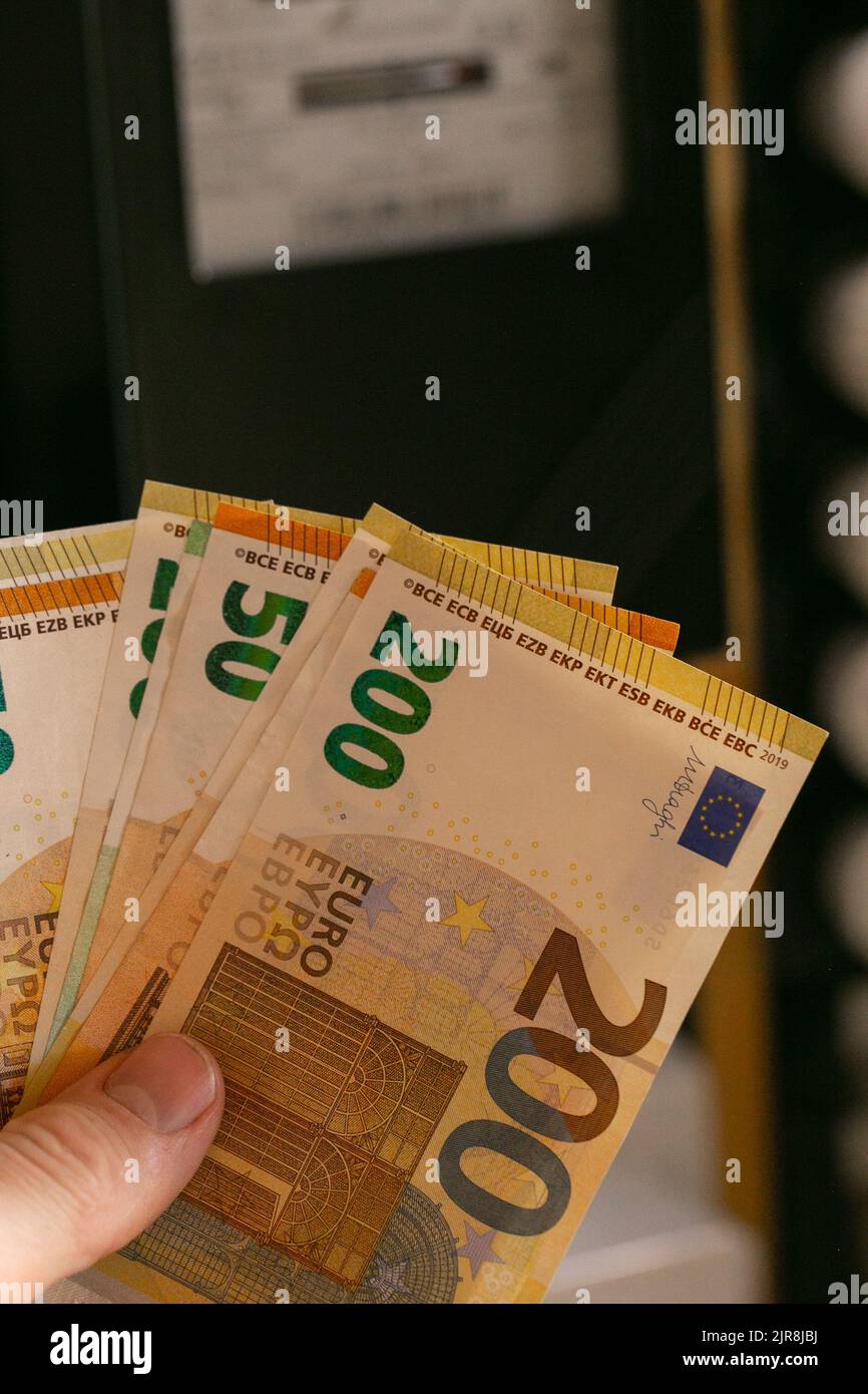 Payment for utility services. Electricity cost in European countries ...
