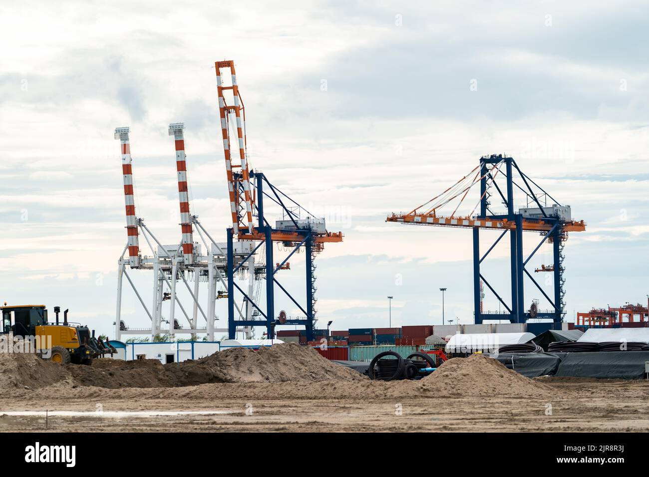 Container ships loading at Eastern seaboard harbor Stock Photo - Alamy