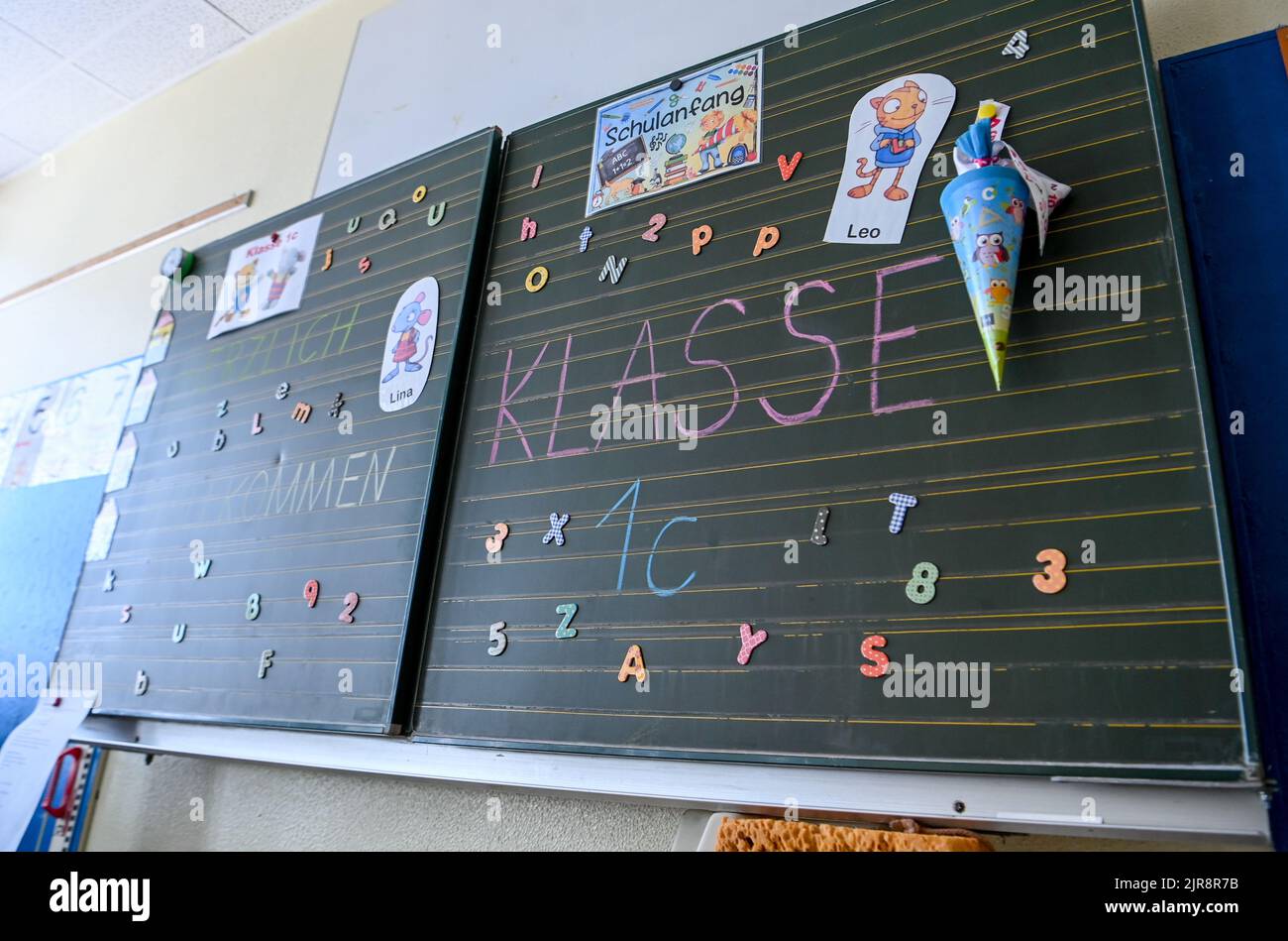 Berlin, Germany. 22nd Aug, 2022. "Welcome Class 1c" is written on a ...