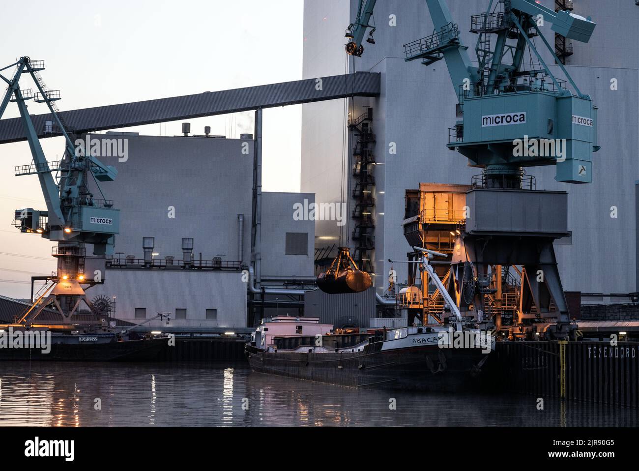 23 August 2022, North Rhine-Westphalia, Lünen: A coal ship is unloaded ...