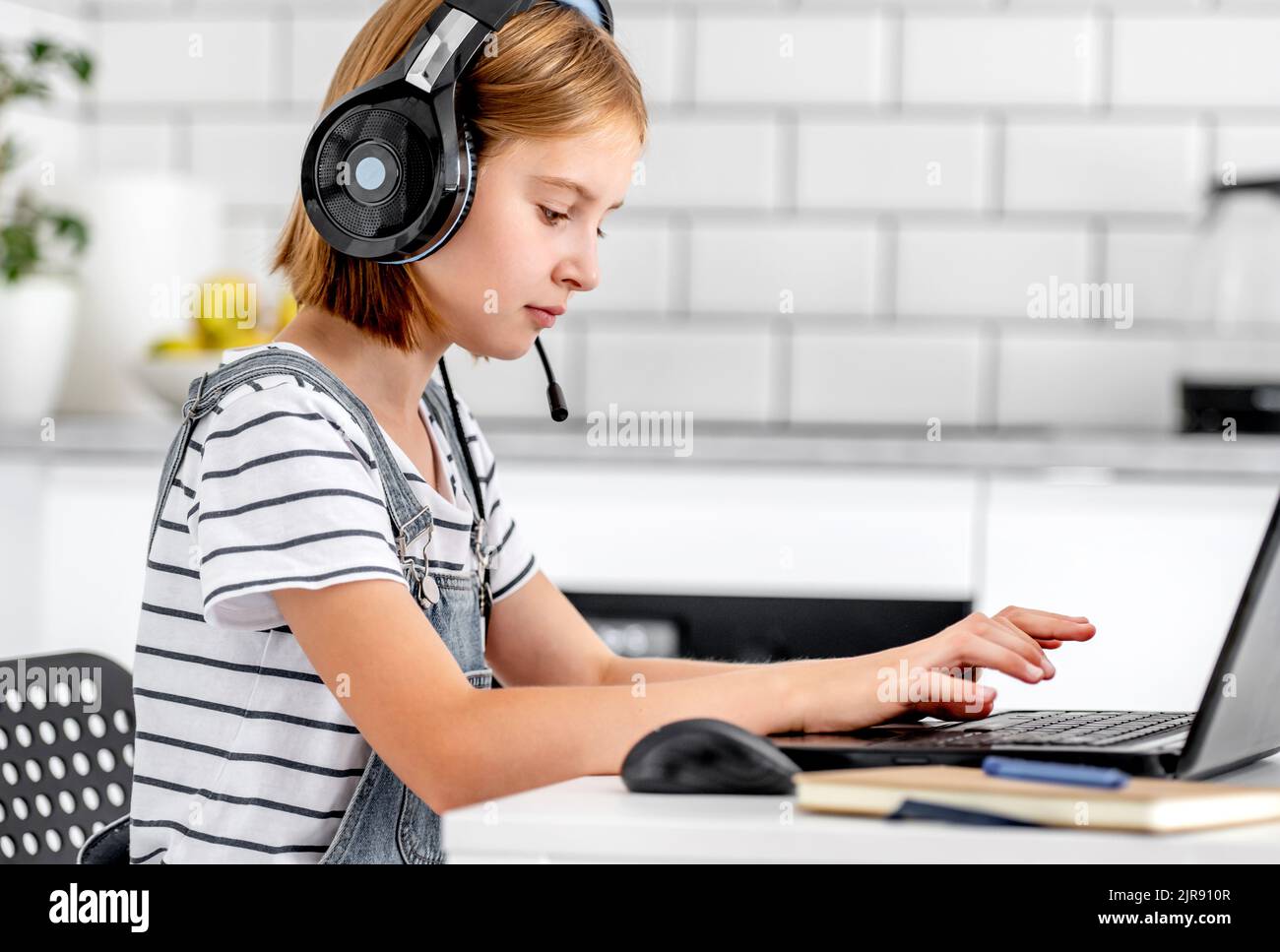 Girl on distance learning hi-res stock photography and images - Alamy