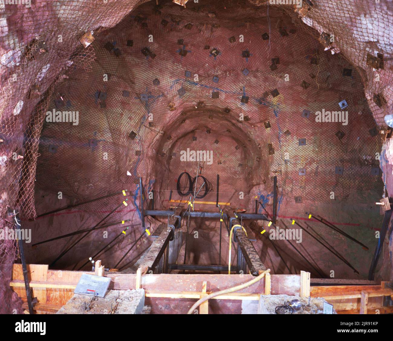 A740477 U12G FAST GATE CAVITY TOM LAWS (Project Engineer) JUL 11 74 EG ...