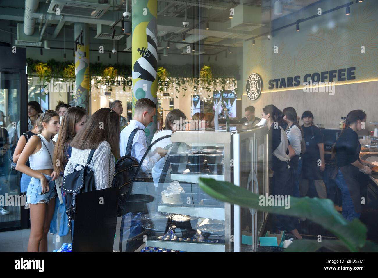 Moscow, Russia. 22nd Aug, 2022. People stand in line to buy coffee at ...