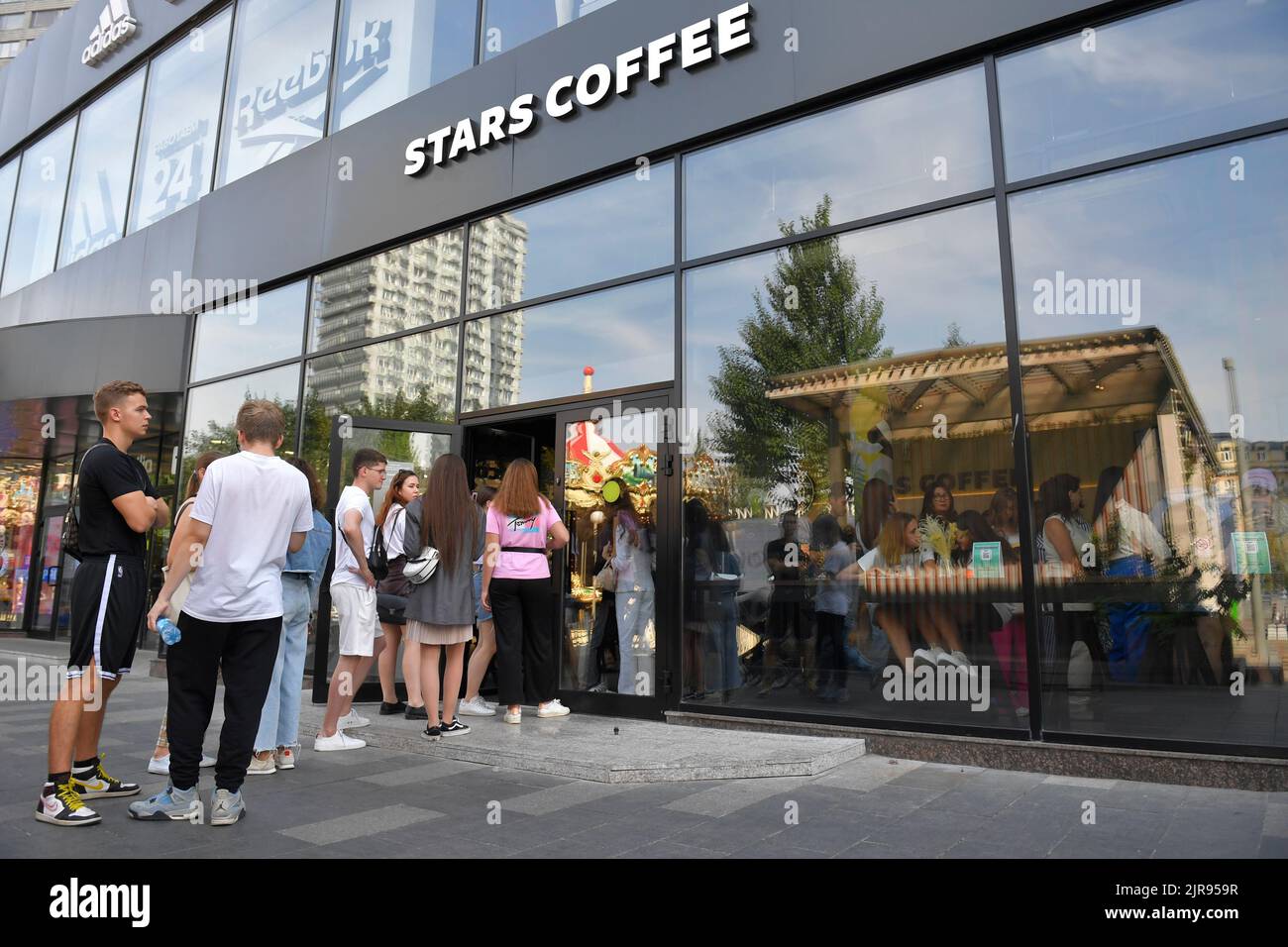 Moscow, Russia. 22nd Aug, 2022. People stand in line to buy coffee at ...