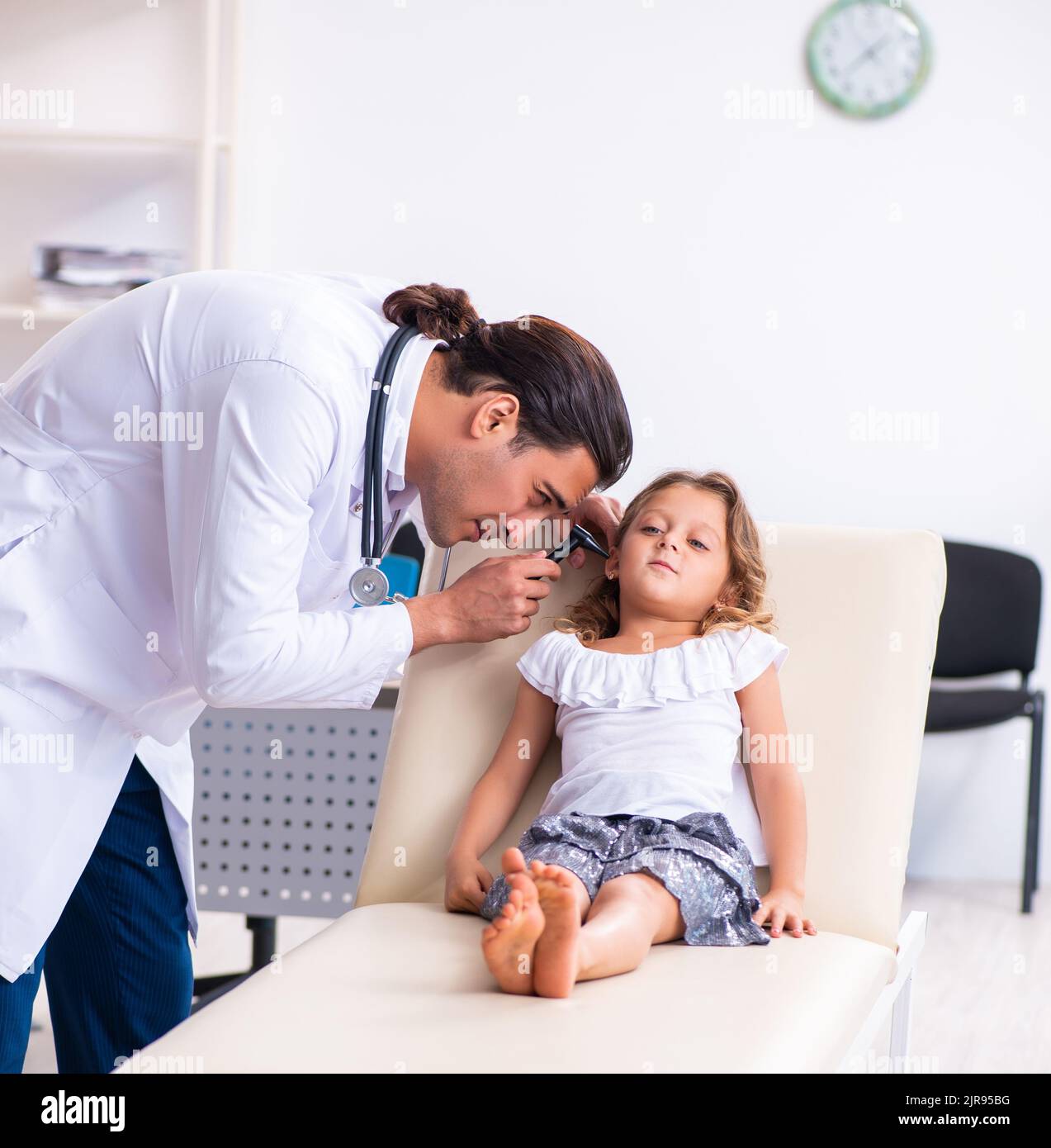 The young doctor pediatrician with small girl Stock Photo - Alamy