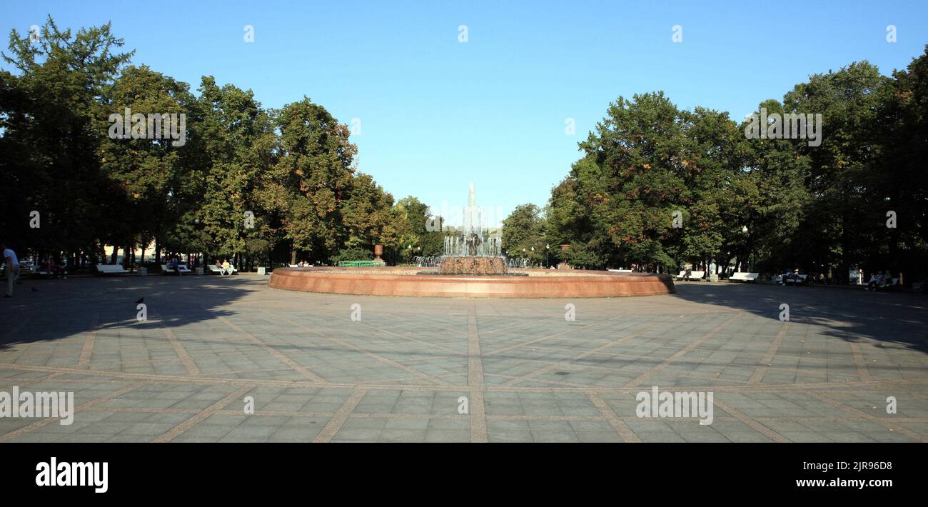 fountain in parl at autumn dry sunny day Stock Photo - Alamy