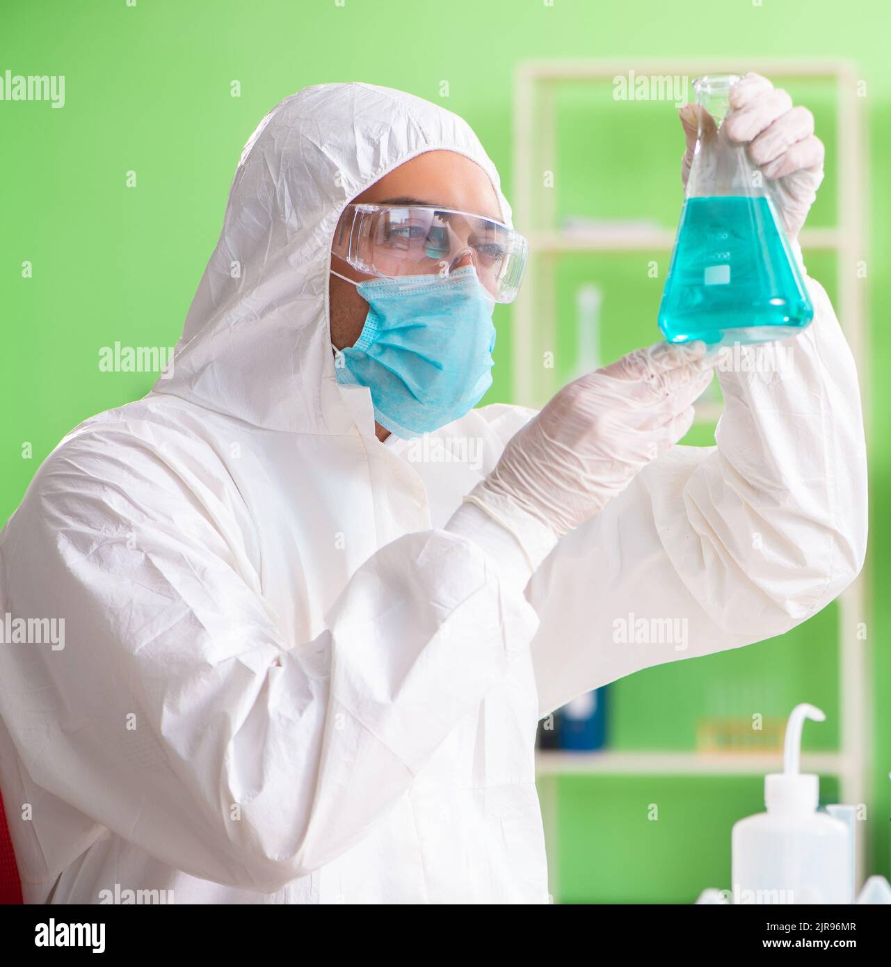 The chemist working in the lab on new experiment Stock Photo - Alamy
