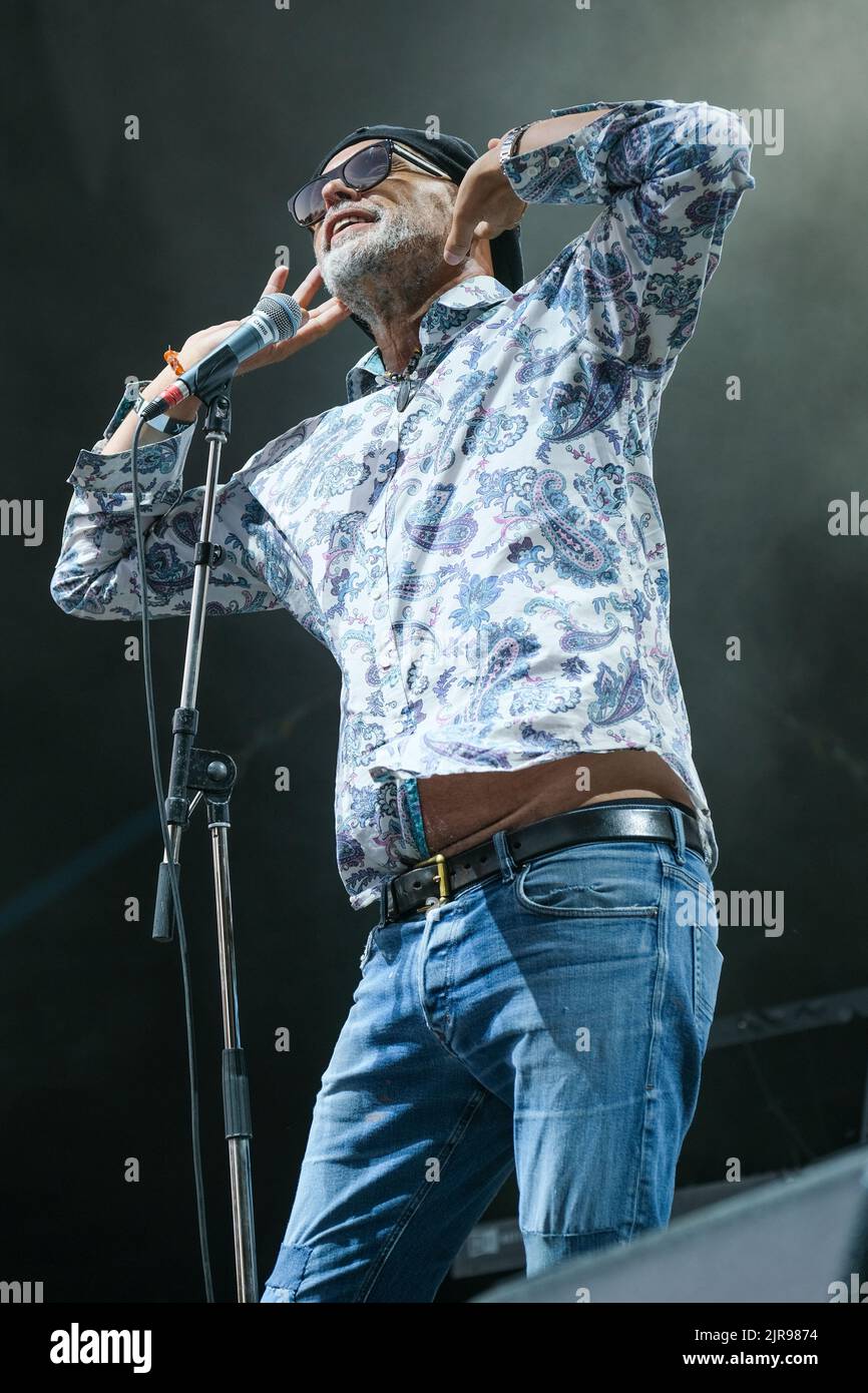 Christians singing hi-res stock photography and images - Alamy