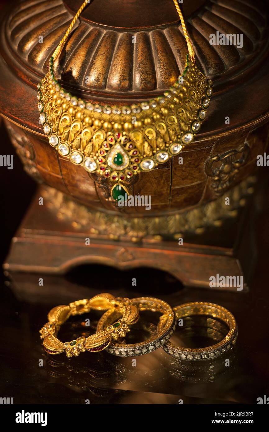 Amazing Indian kundan jewelry set for bride who loves to wear special ...