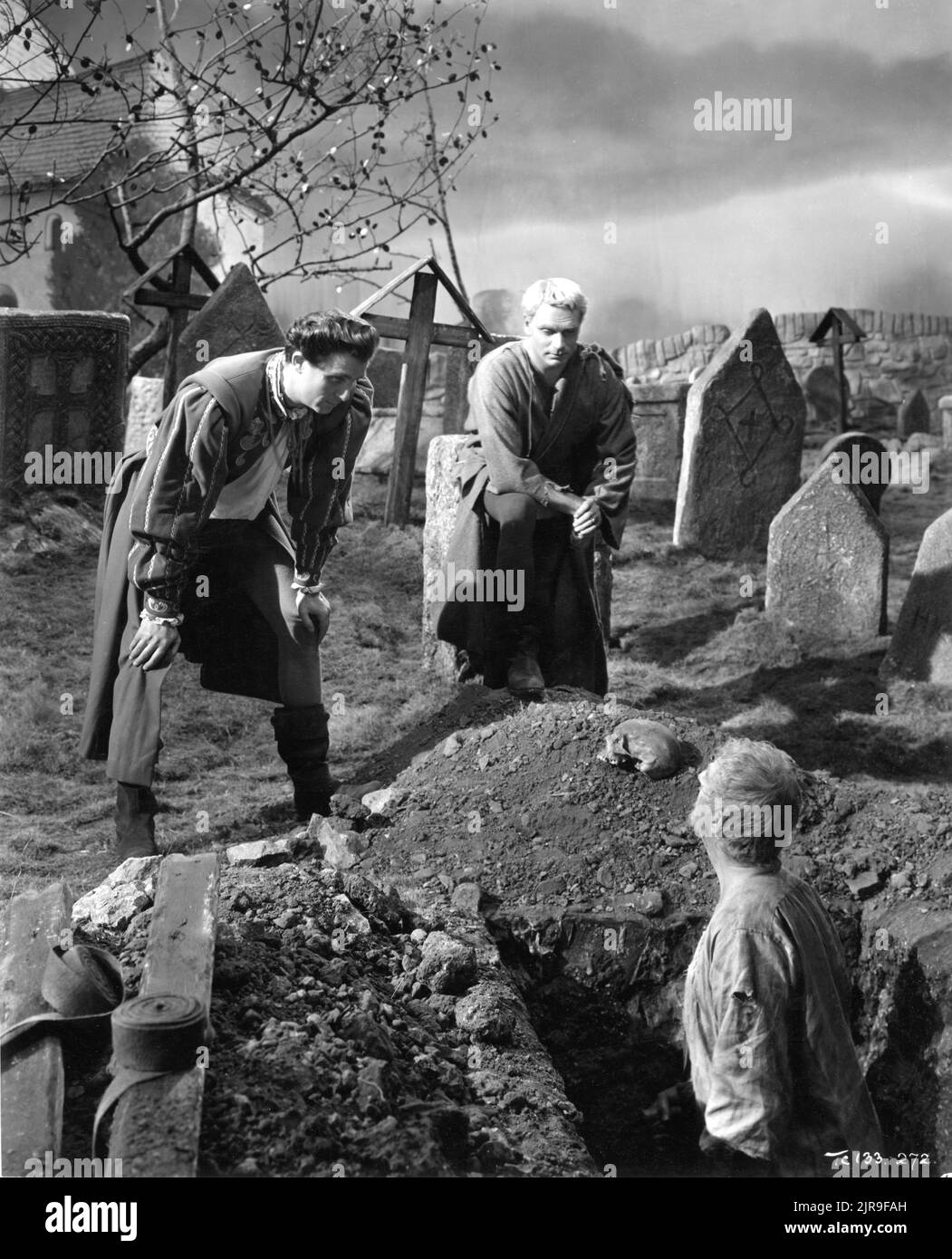 Hamlet theatre skull Black and White Stock Photos & Images - Alamy