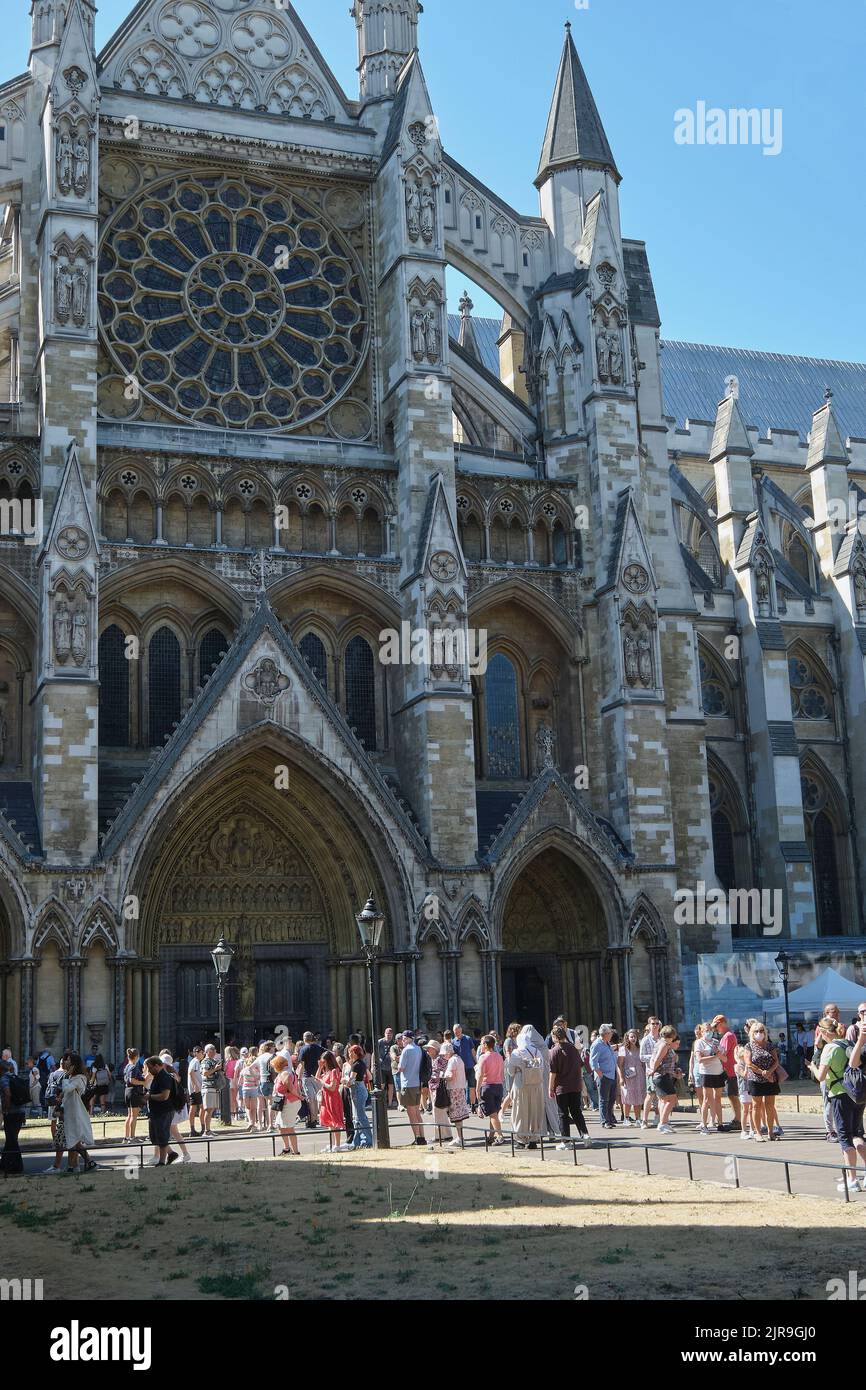 Tourists queuing outside Westminster Abbey in London in summer Stock ...