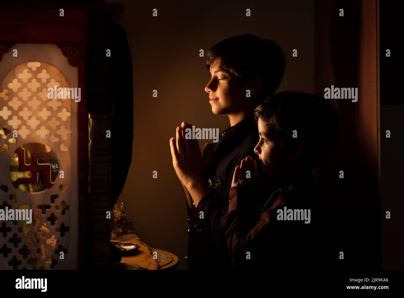 Family with two teenage brothers hi-res stock photography and images ...