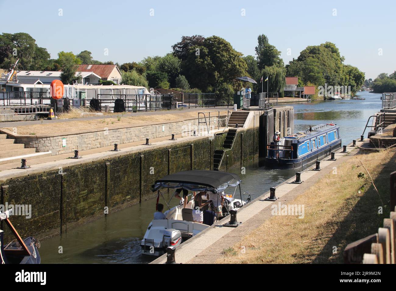 boats passing through river thames lock Stock Photo - Alamy