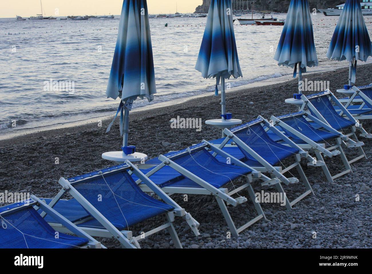 Umbrellas sunbeds on sea hi-res stock photography and images - Alamy