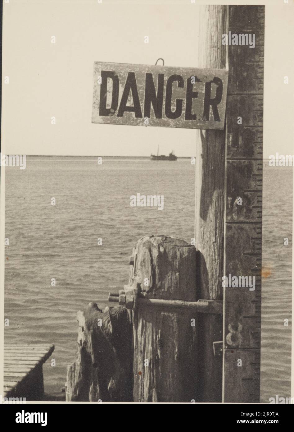 Water height warning sign on pier hi-res stock photography and images ...