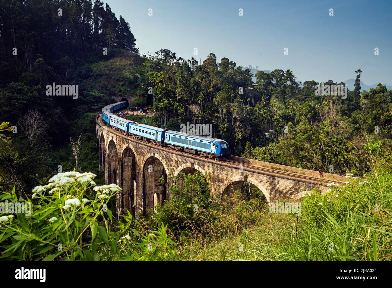 Ella and demodara railway stations hi-res stock photography and images ...