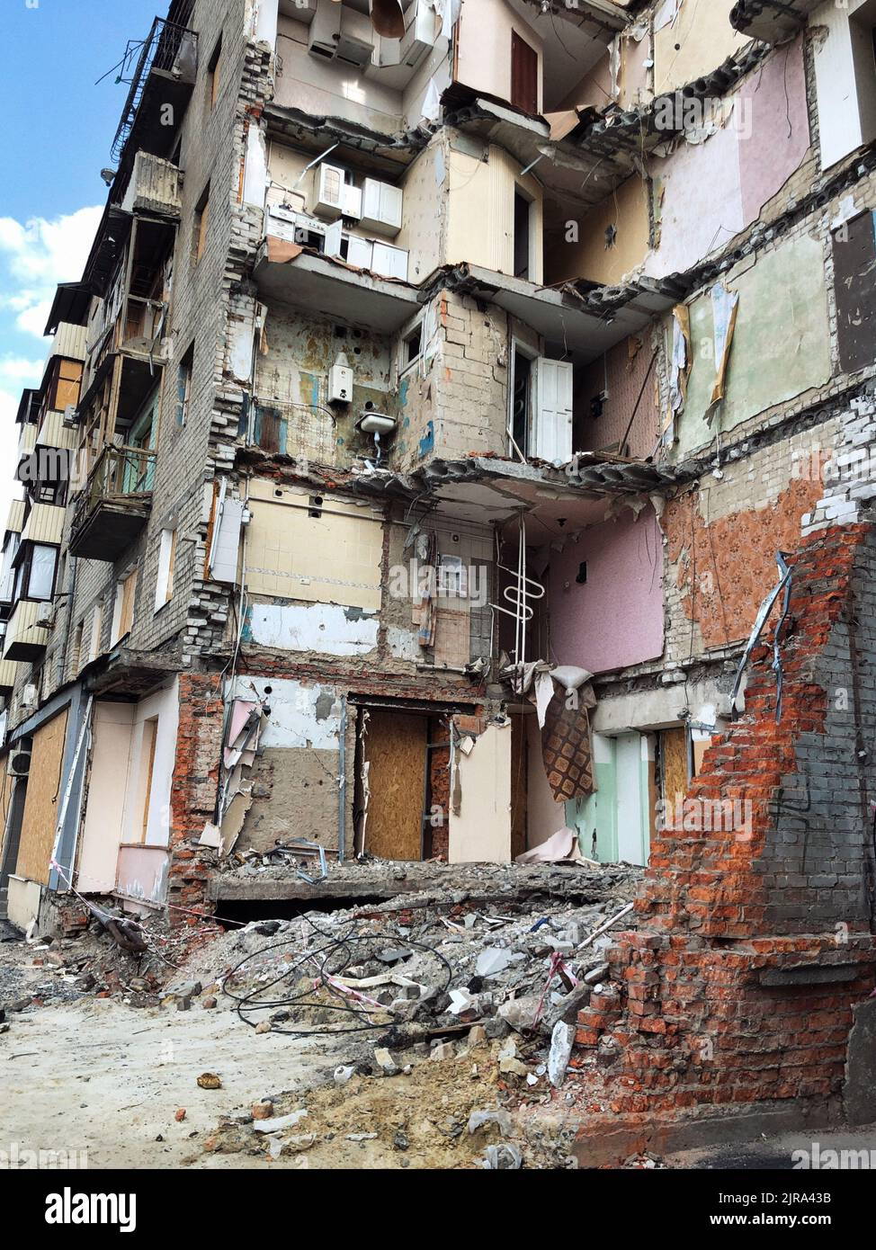 Destroyed apartment building hi-res stock photography and images - Alamy