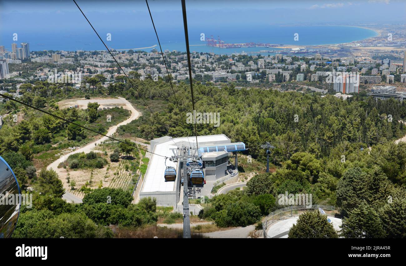 Urban gondola cable car hi-res stock photography and images - Alamy