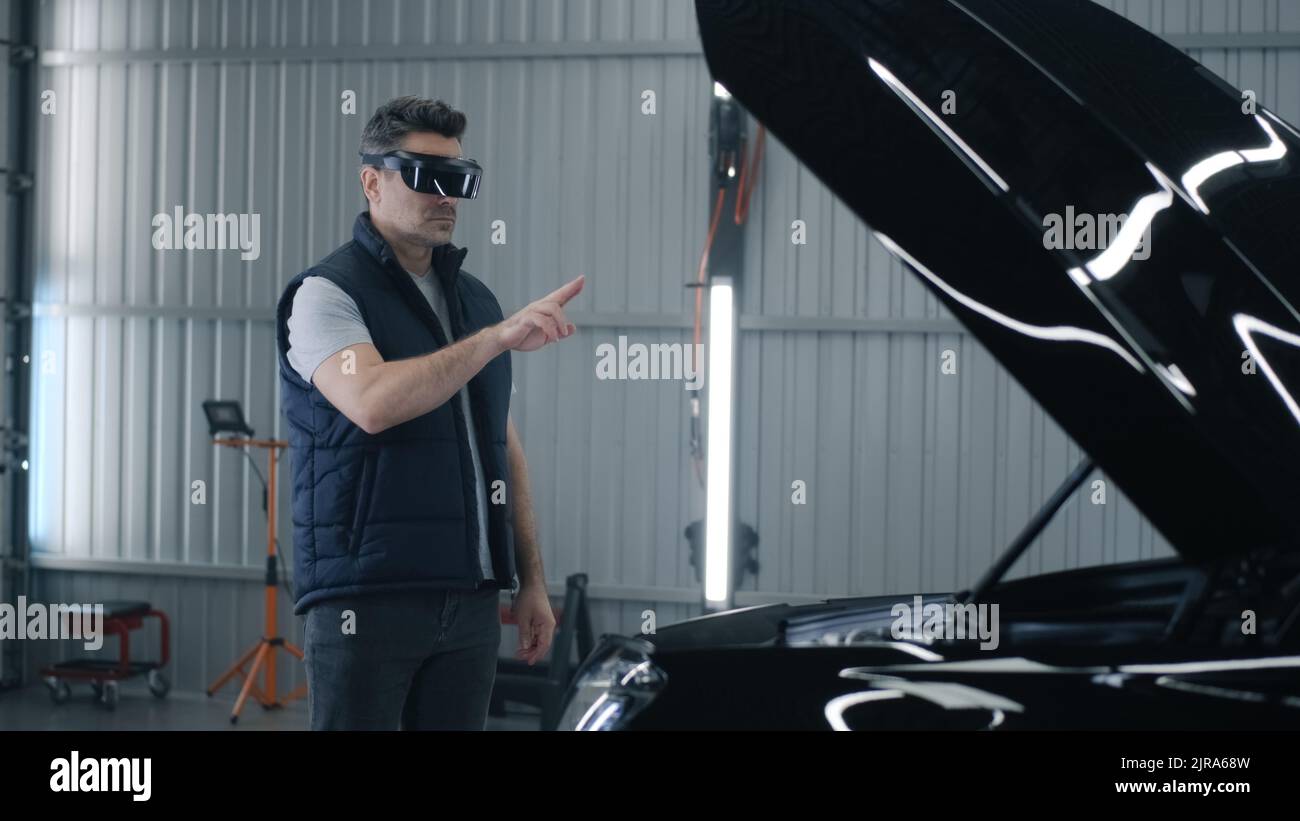 Mechanic in vr headset manager hi-res stock photography and images - Alamy