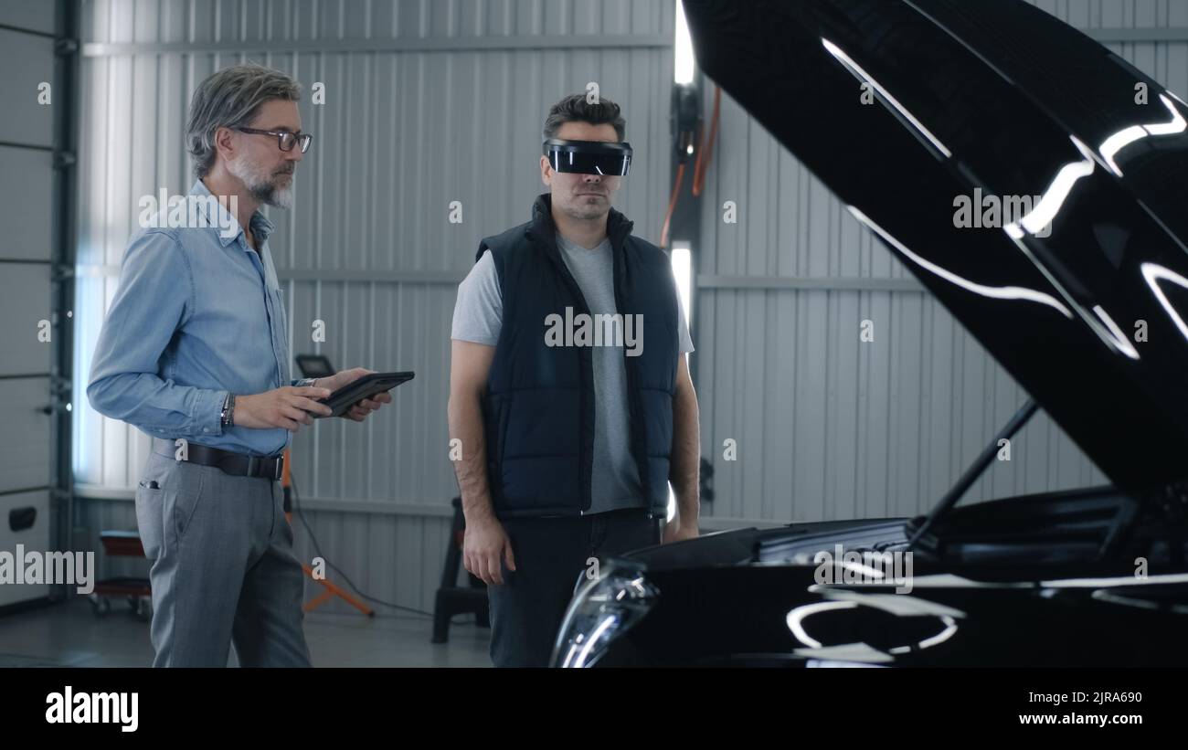 Mechanic in vr headset manager hi-res stock photography and images - Alamy