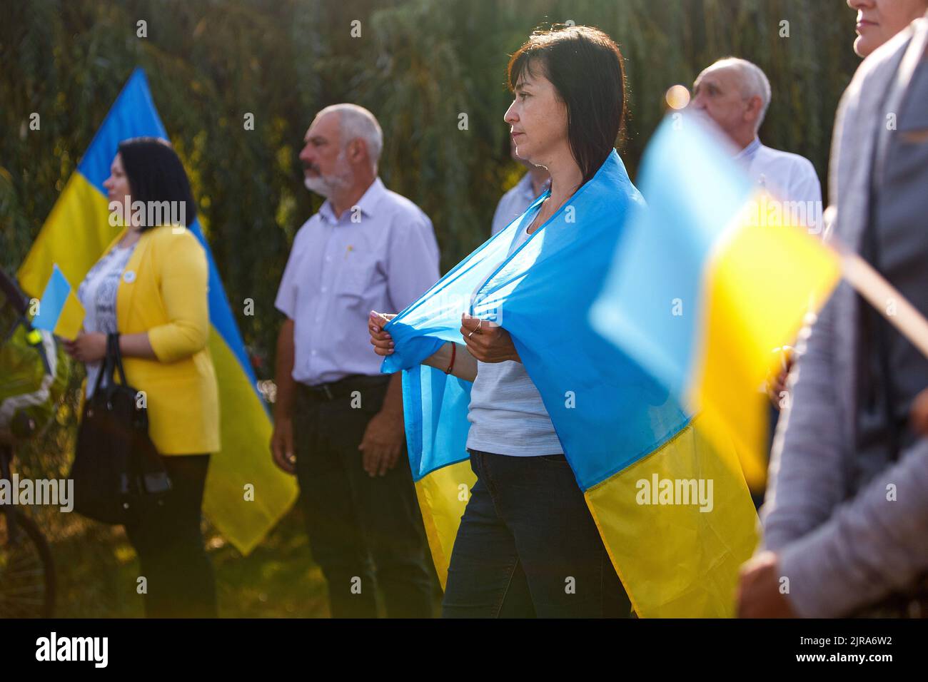 Non Exclusive: UZHHOROD, UKRAINE - AUGUST 23, 2022 - People hold ...