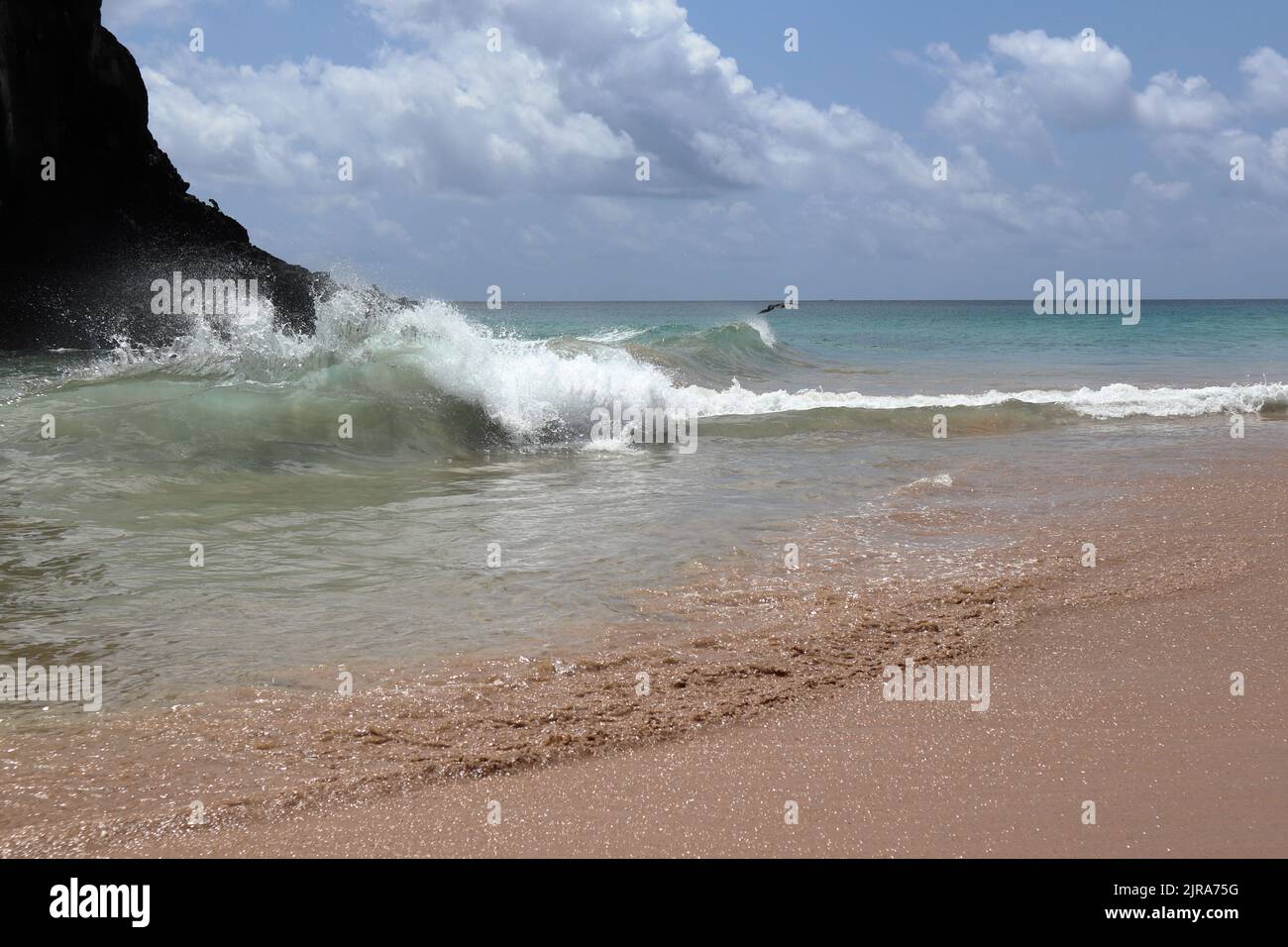 Perfect waves in cristaline waters beside Two Brothers Cliff, Cacimba ...