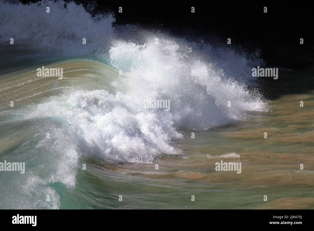 Perfect waves in cristaline waters beside Two Brothers Cliff, Cacimba ...