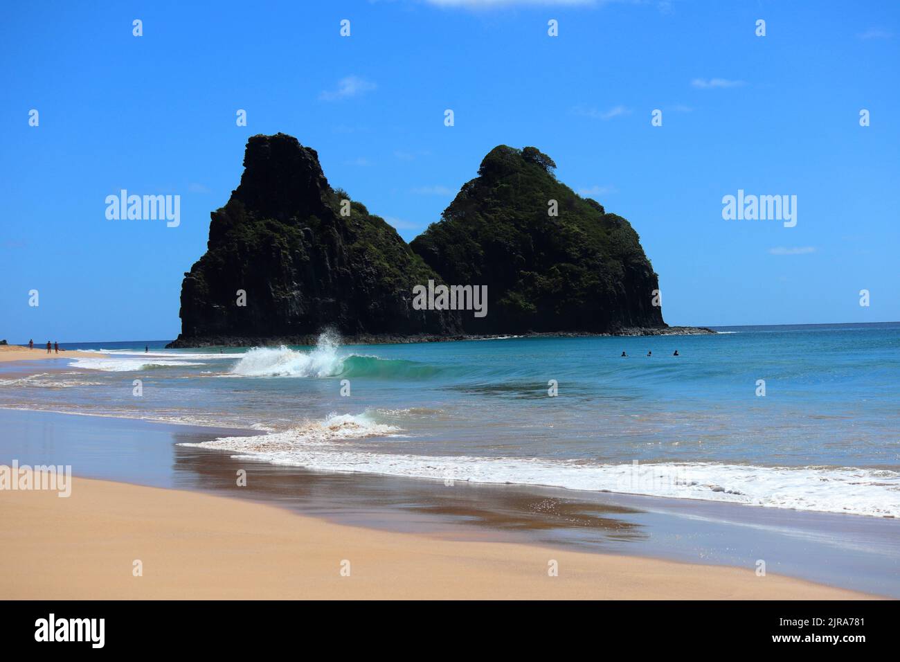 Perfect waves in cristaline waters beside Two Brothers Cliff, Cacimba ...
