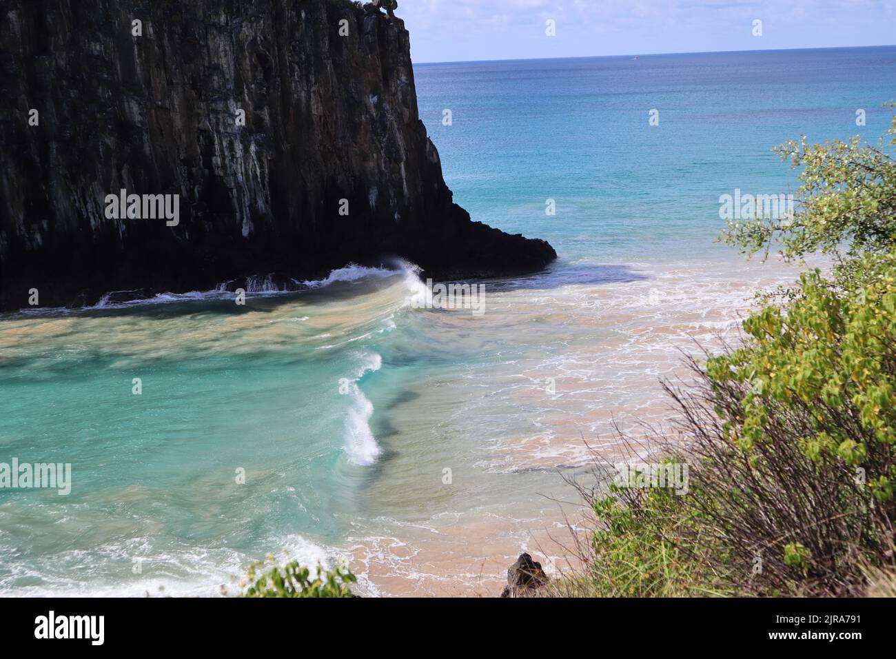 Perfect waves in cristaline waters beside Two Brothers Cliff, Cacimba ...