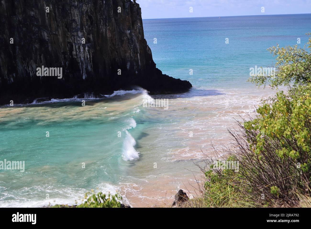 Perfect waves in cristaline waters beside Two Brothers Cliff, Cacimba ...
