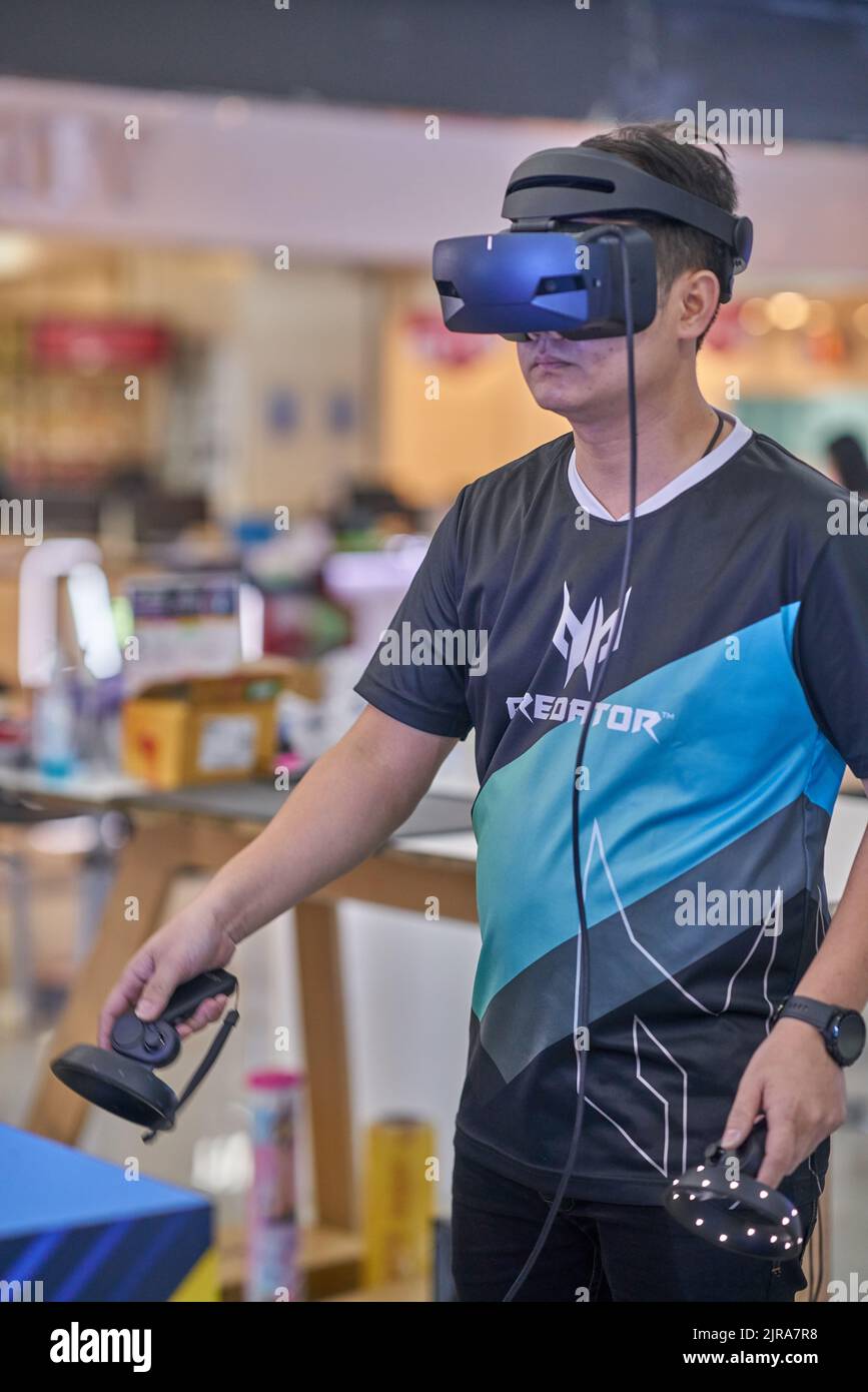 Virtual reality technology hi-res stock photography and images - Alamy