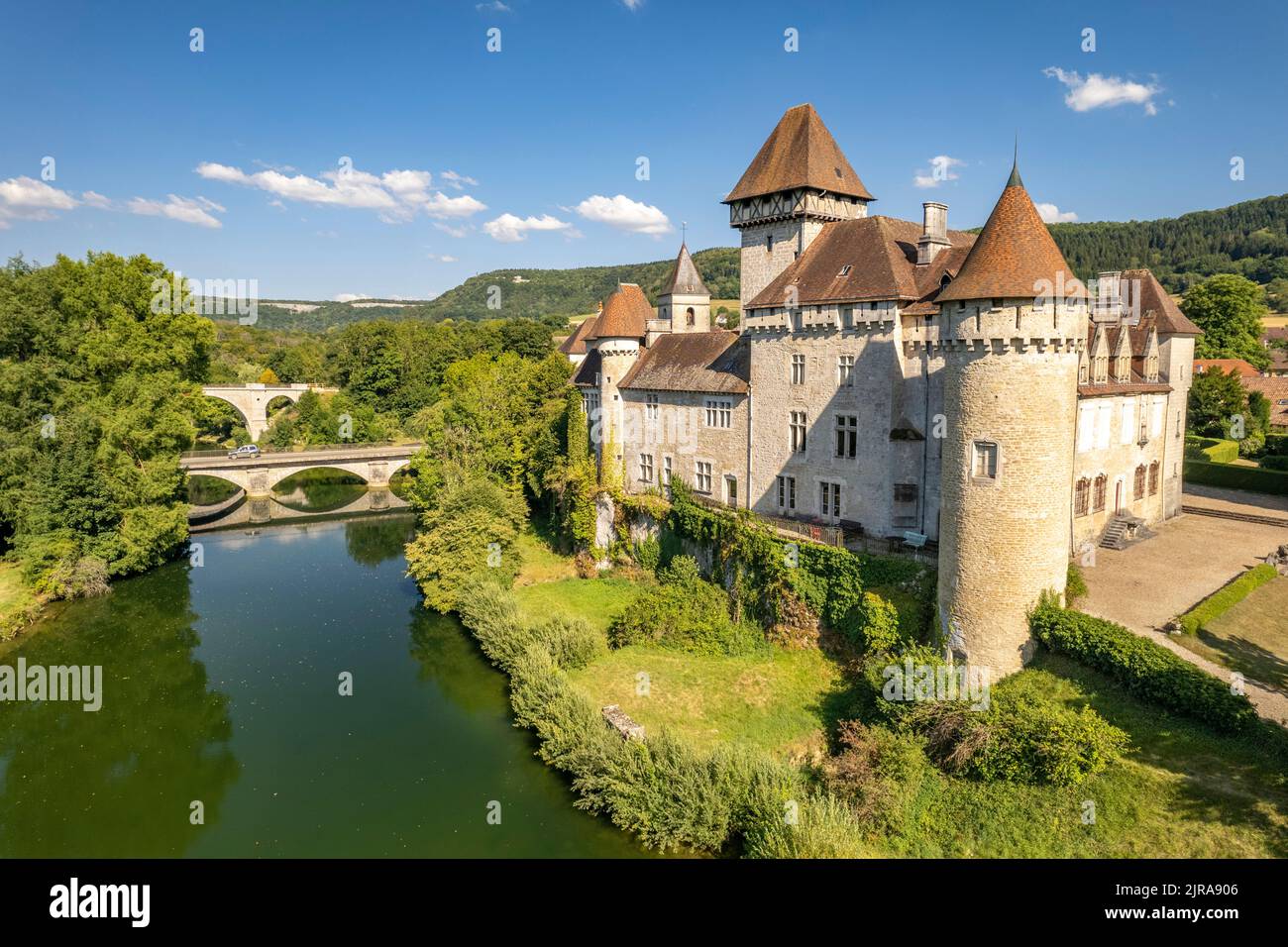 Das Schloss Cleron und der Fluss Loue aus der Luft gesehen, Cleron ...