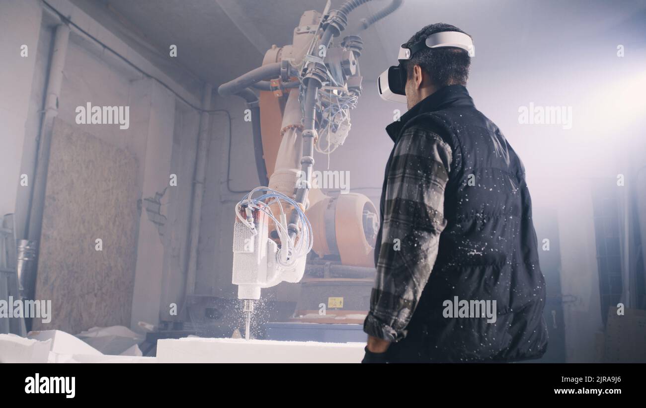 Vr headset robotic arm hi-res stock photography and images - Alamy