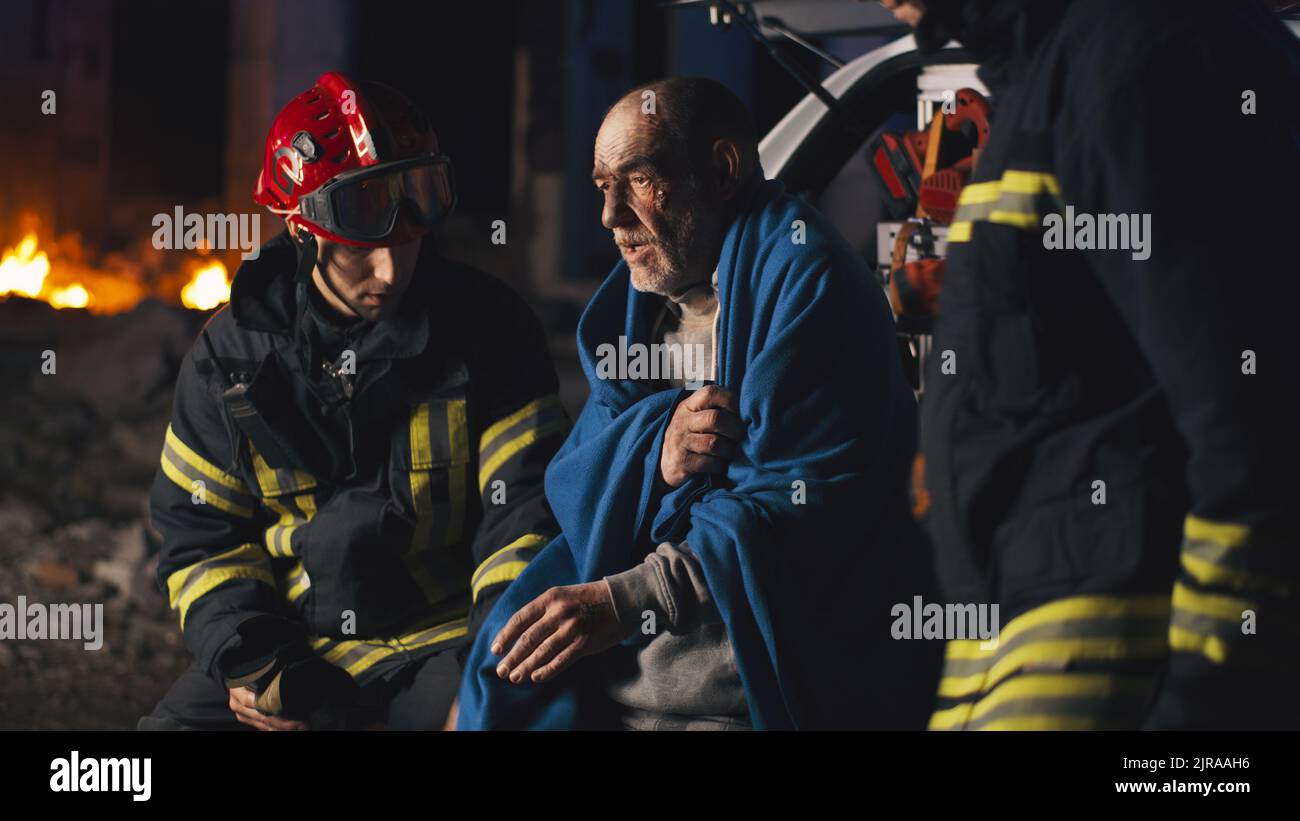 Paramedics with a stretcher hi-res stock photography and images - Alamy