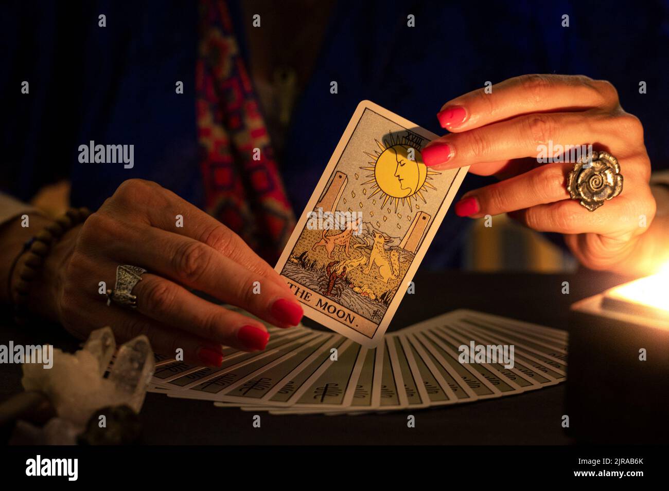 Hands and tarots hi-res stock photography and images - Alamy