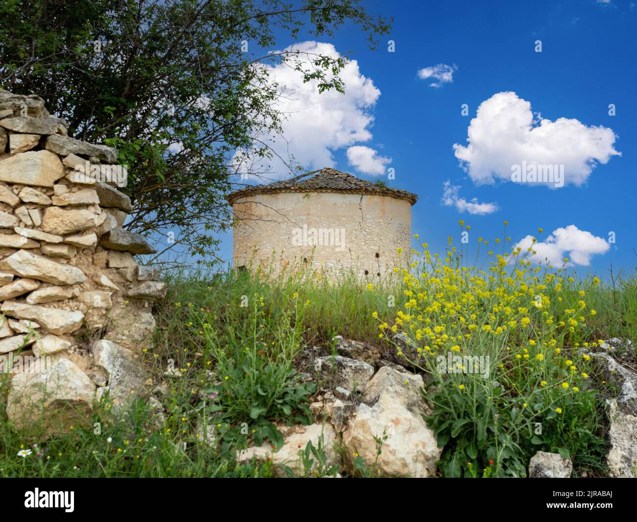 Round ruins hi-res stock photography and images - Alamy