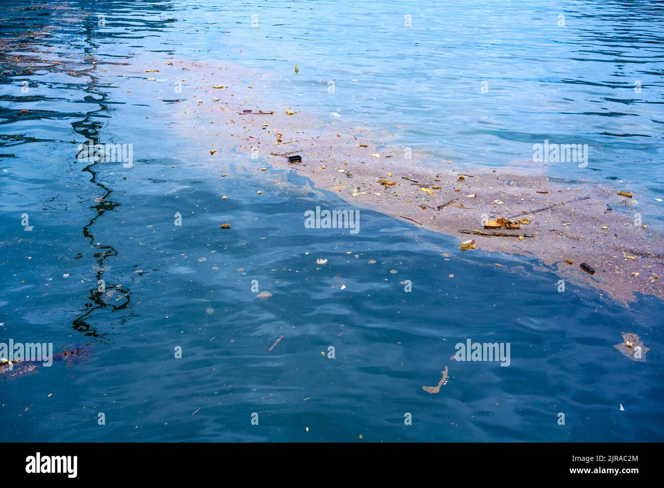 Oil spill on sea surface. Pollution in the water Stock Photo - Alamy