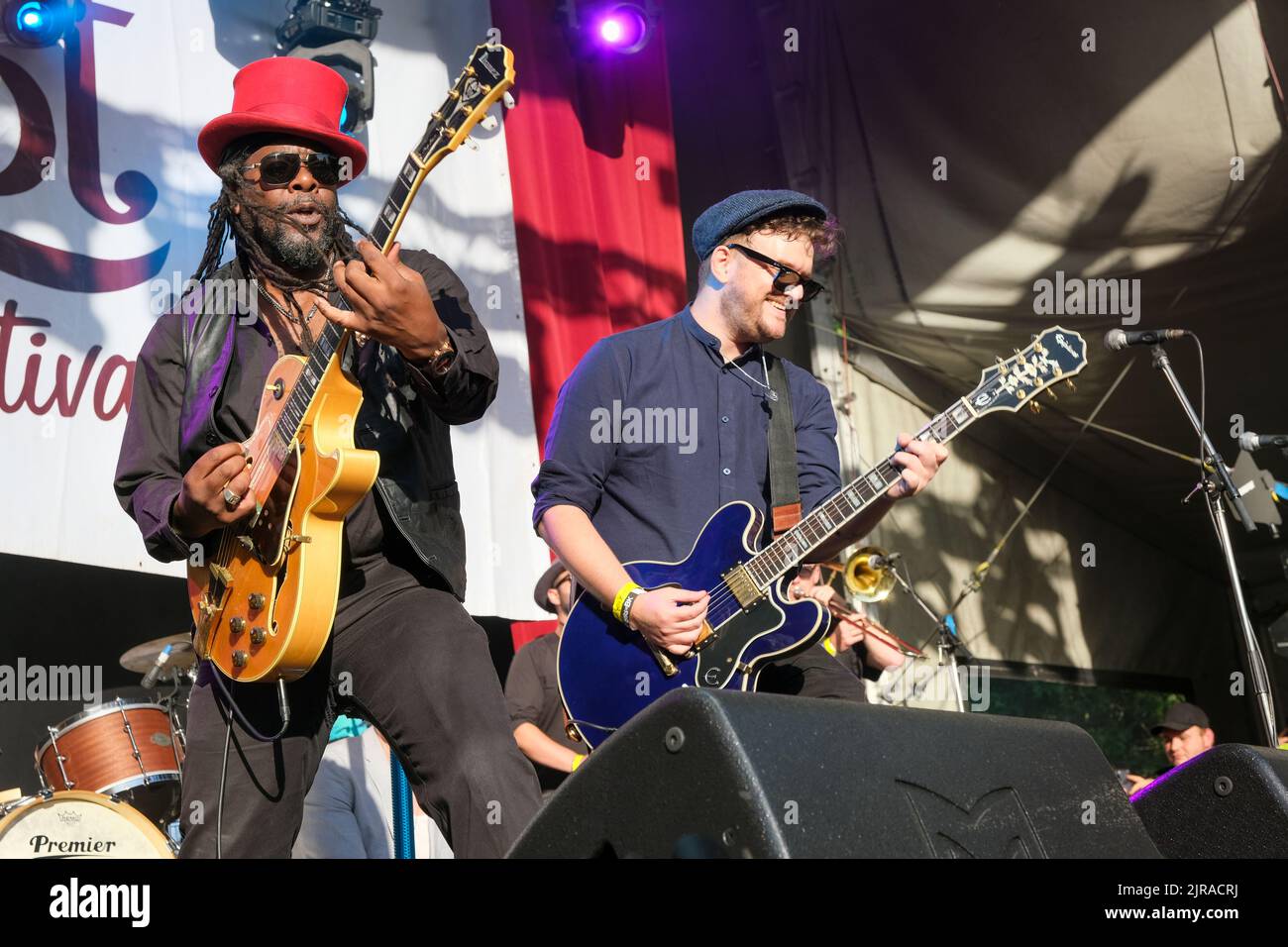 Peter Lee of The Dualers performing at Weyfest Festival, Tilford ...