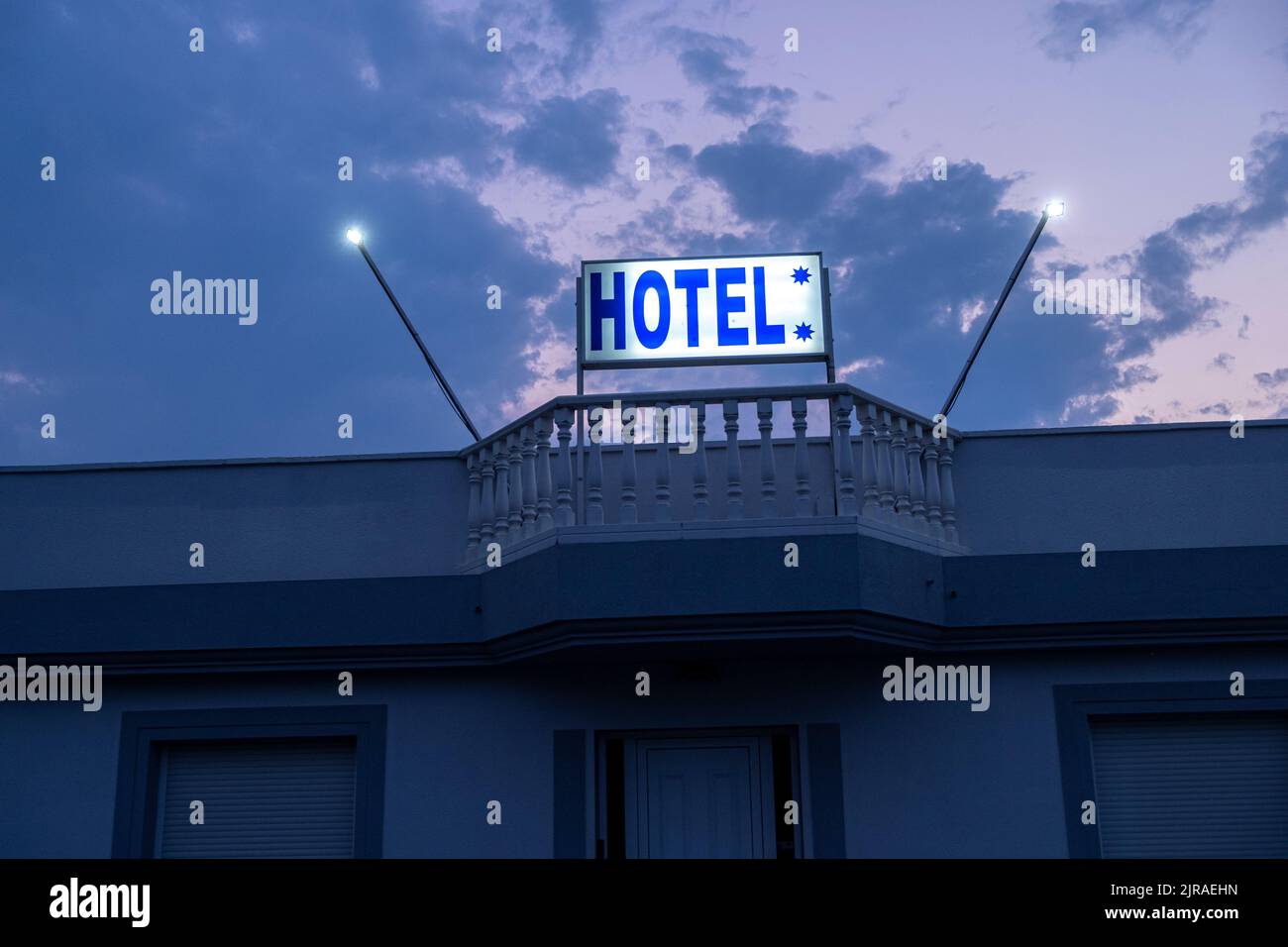 Roadside hotel sign illuminated at dusk Stock Photo - Alamy