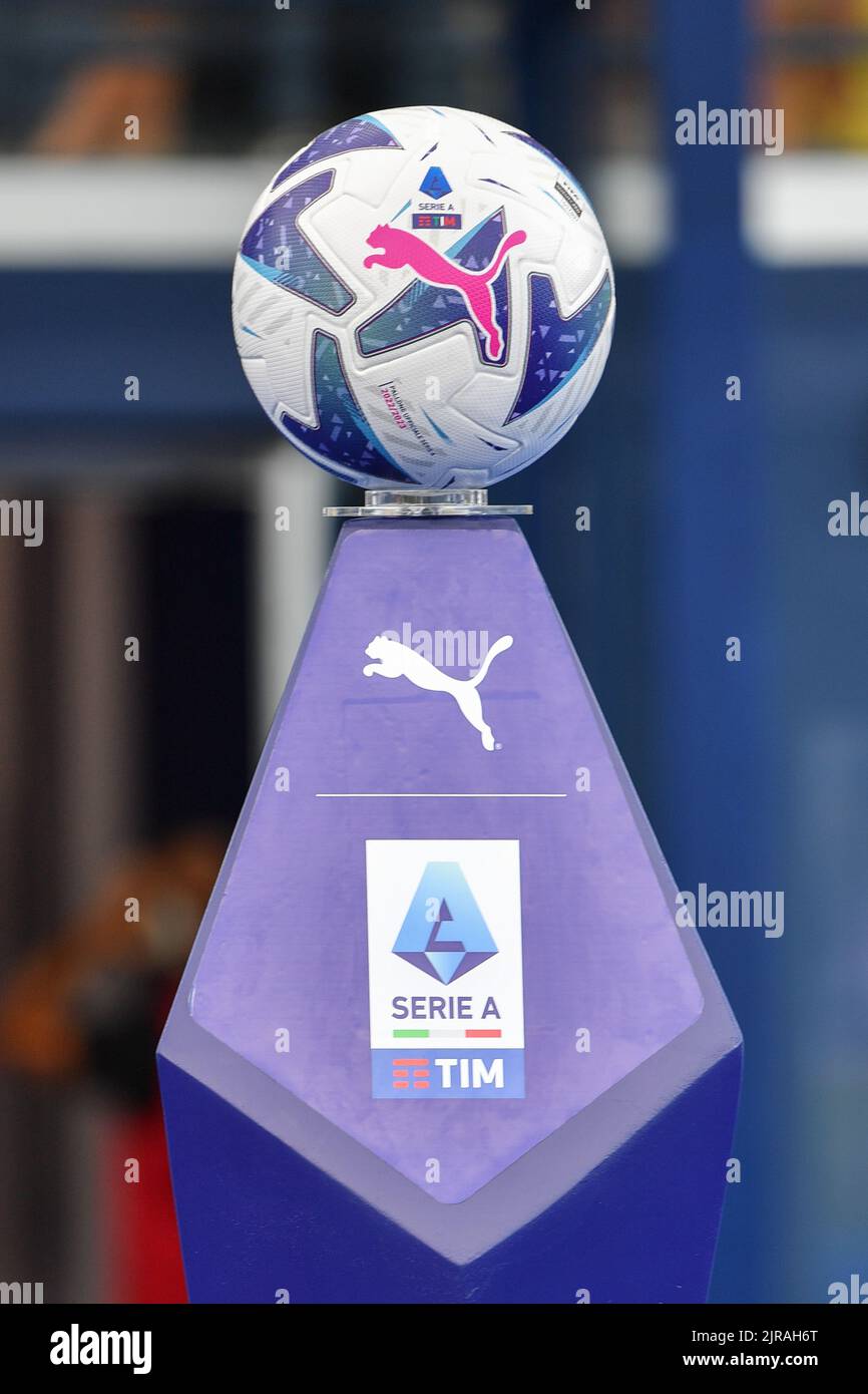 Puma ball hi-res stock photography and images - Alamy