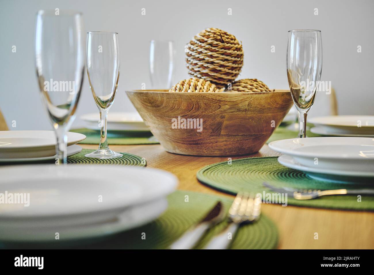 White plates crystal glass hi-res stock photography and images - Alamy