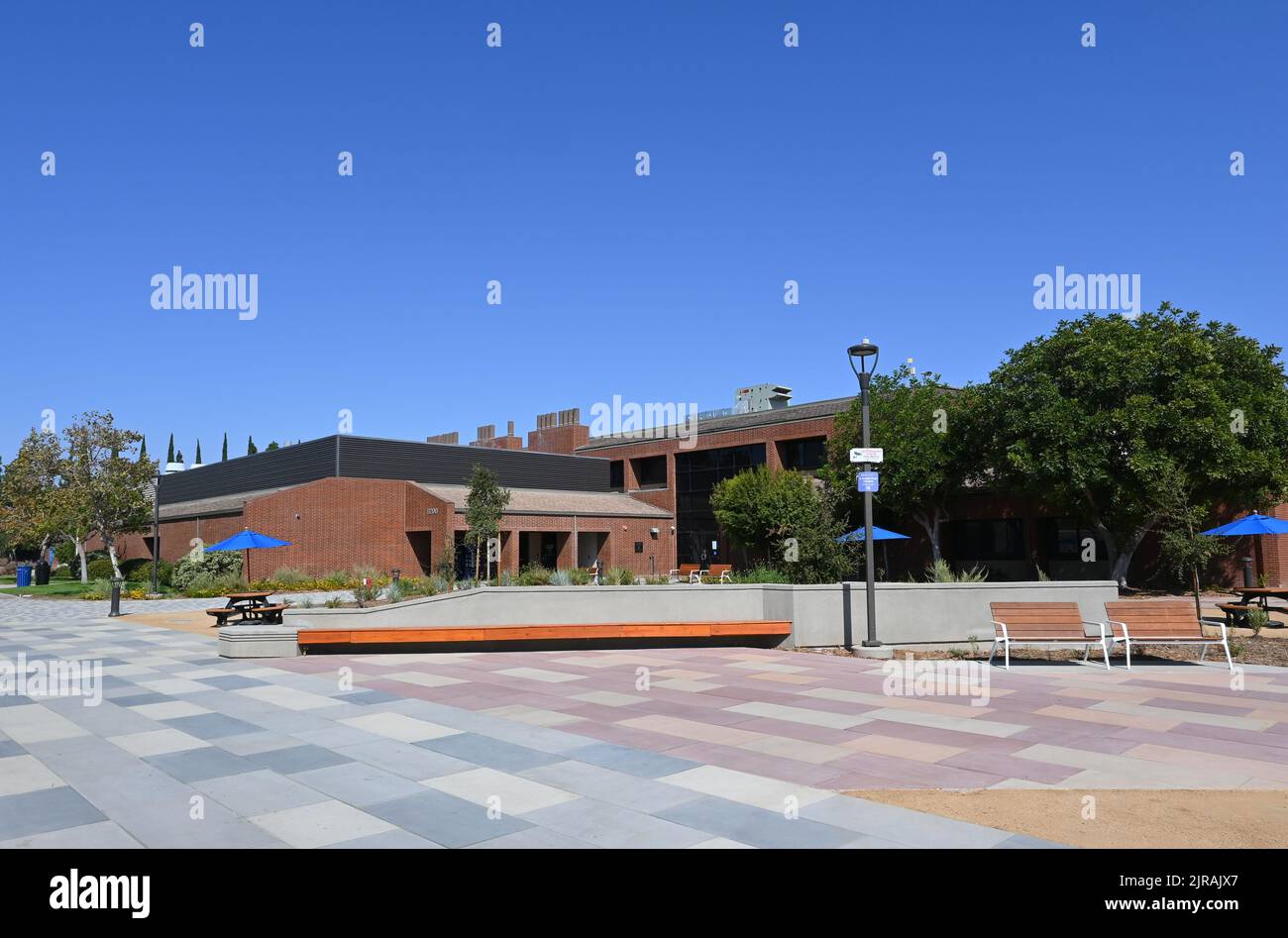 IRVINE, CALIFORNIA - 21 AUG 2022: The Student Services Center and quad ...