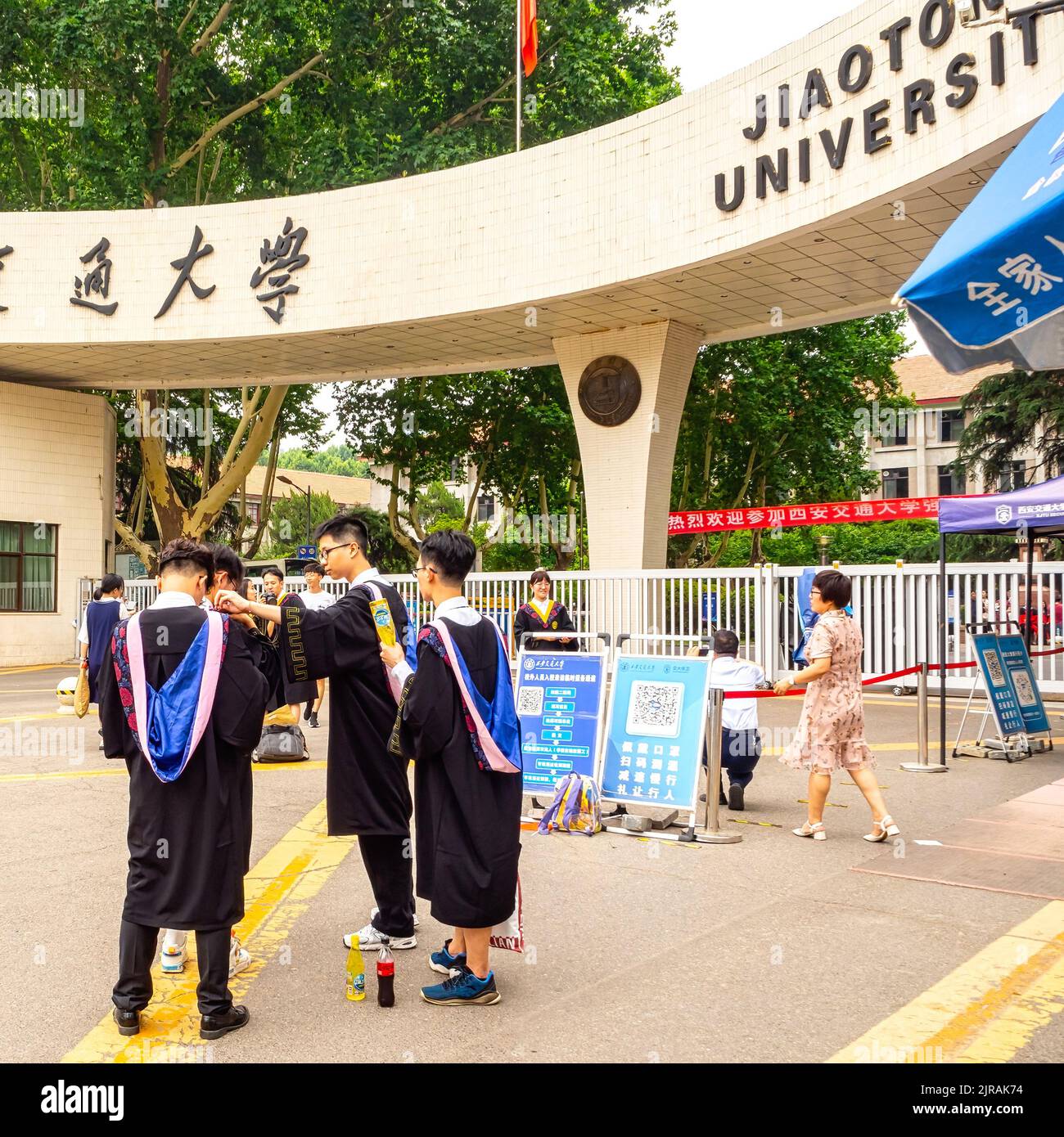 Student in graduation robes hi-res stock photography and images - Alamy