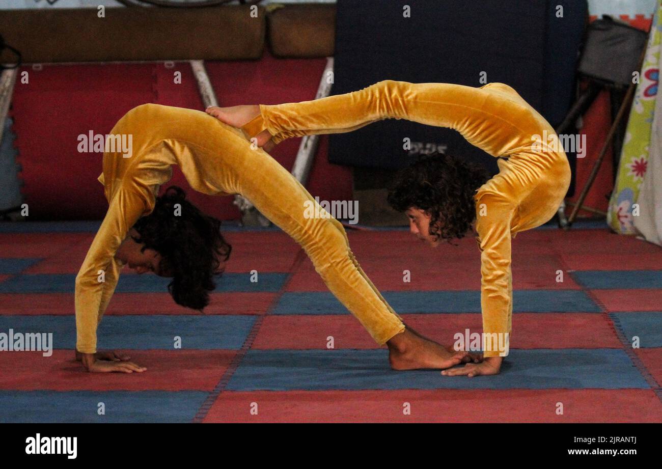 Contortionist image hi-res stock photography and images - Alamy