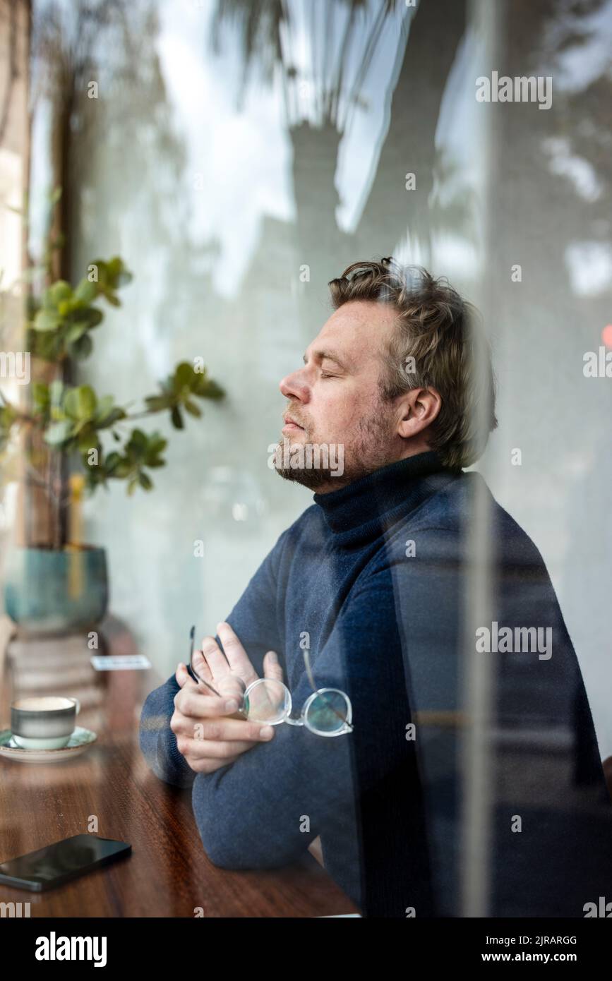 View through shop window hi-res stock photography and images - Alamy