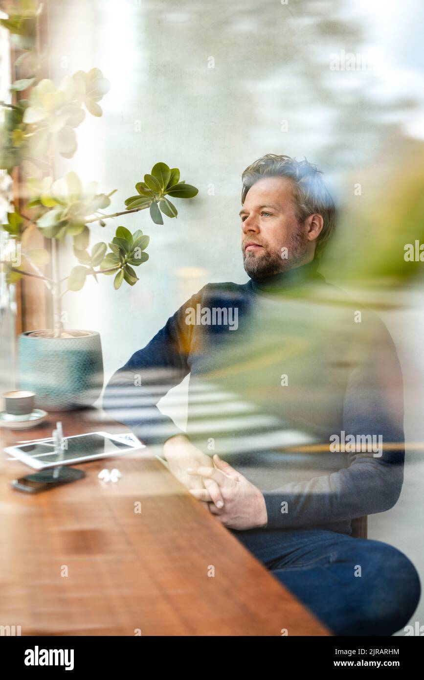 View through shop window hi-res stock photography and images - Alamy