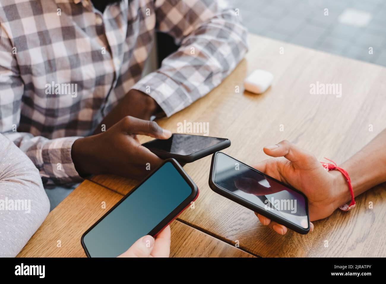 Friends at table with phones hi-res stock photography and images - Alamy