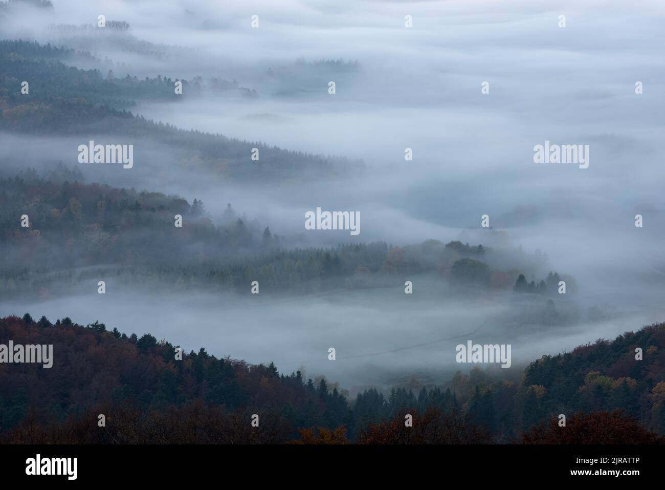 Fog shrouded mountain range hi-res stock photography and images - Alamy